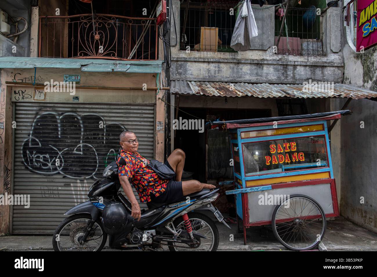 Congested slum area hi-res stock photography and images - Alamy