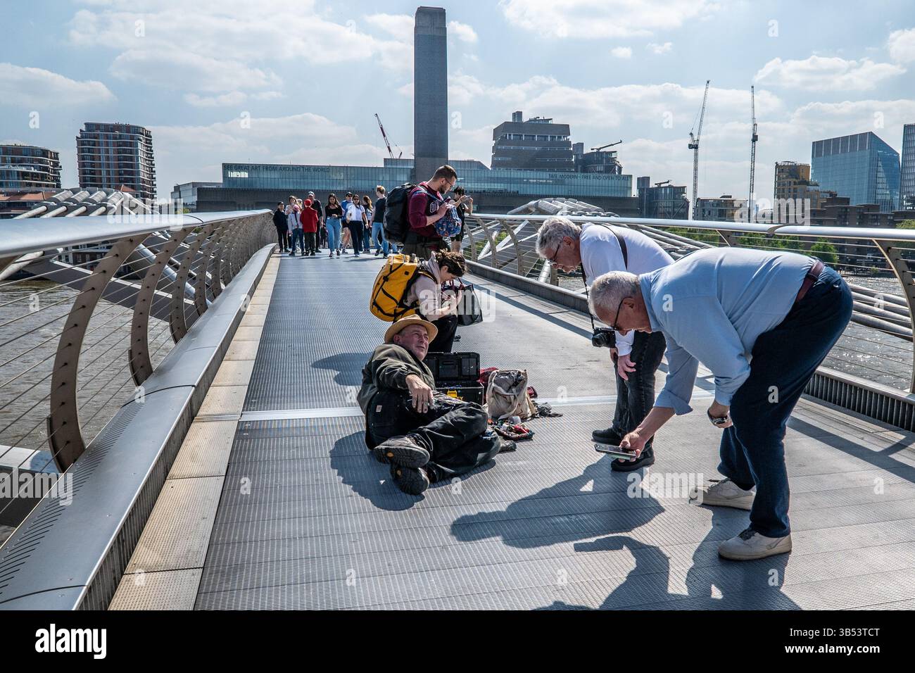 Ben Wilson, the artist who paints the stuck chewing gum on Londons ...