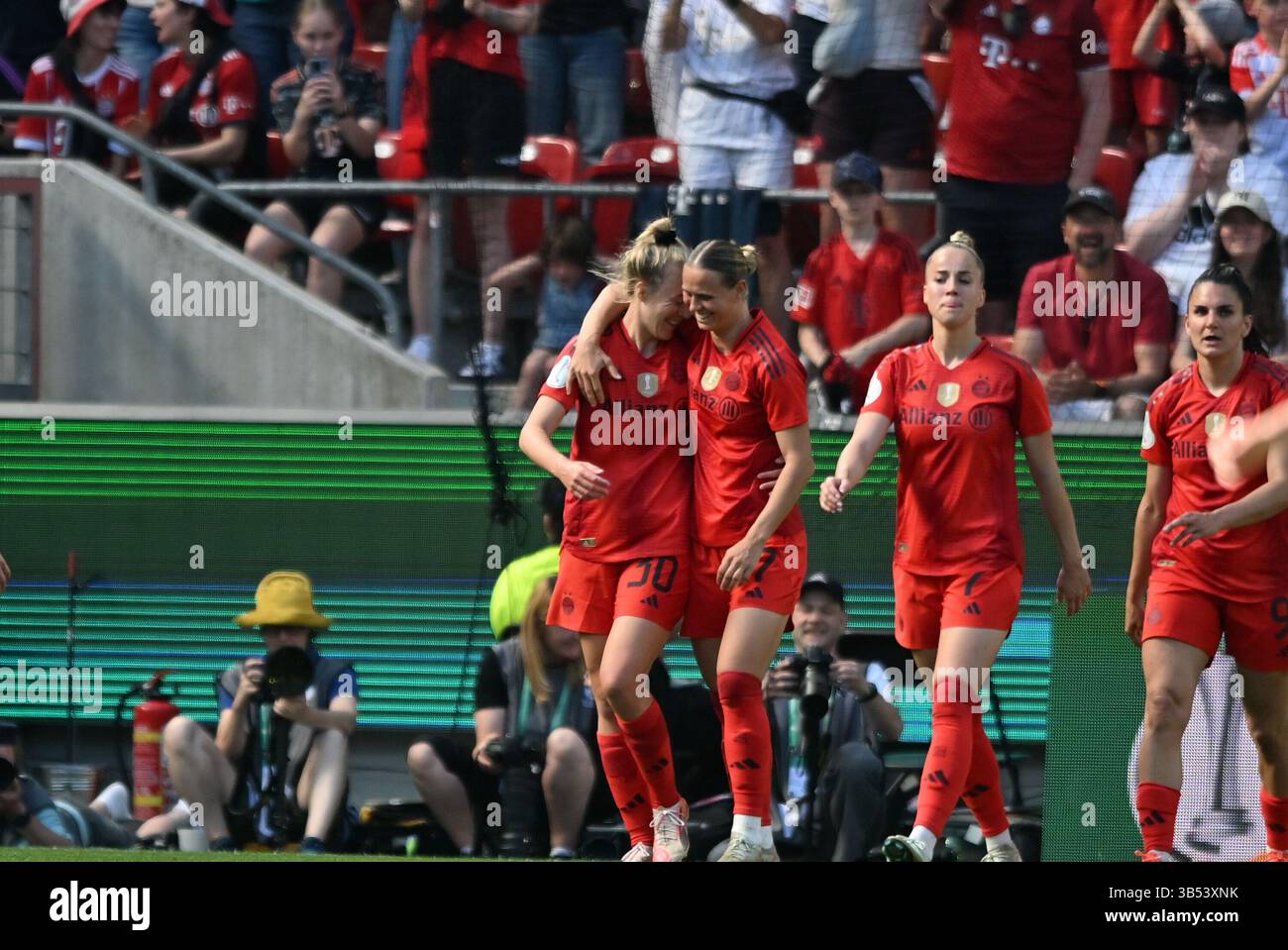 Carolin Simon (FCB, 30) bejubelt das 2:0 mit Klara Bühl (FCB, 17), 01. ...