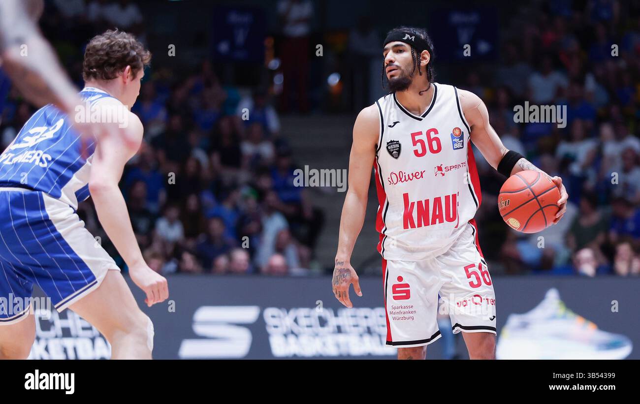 Im Bild: v.li. Patrick Heckmann (Frankfurt Skyliners, 33) gegen Jhivvan ...