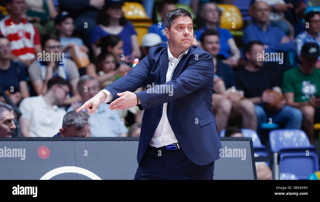 Im Bild: Head-Coach Sasa Filipovski (Wuerzburg Baskets), Anweisungen 01 ...