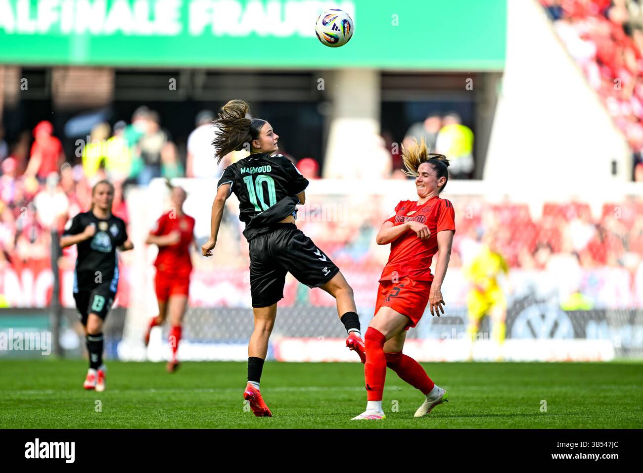 Tuana Mahmoud (SV Werder Bremen, #10) im Zweikampf mit Magdalena ...