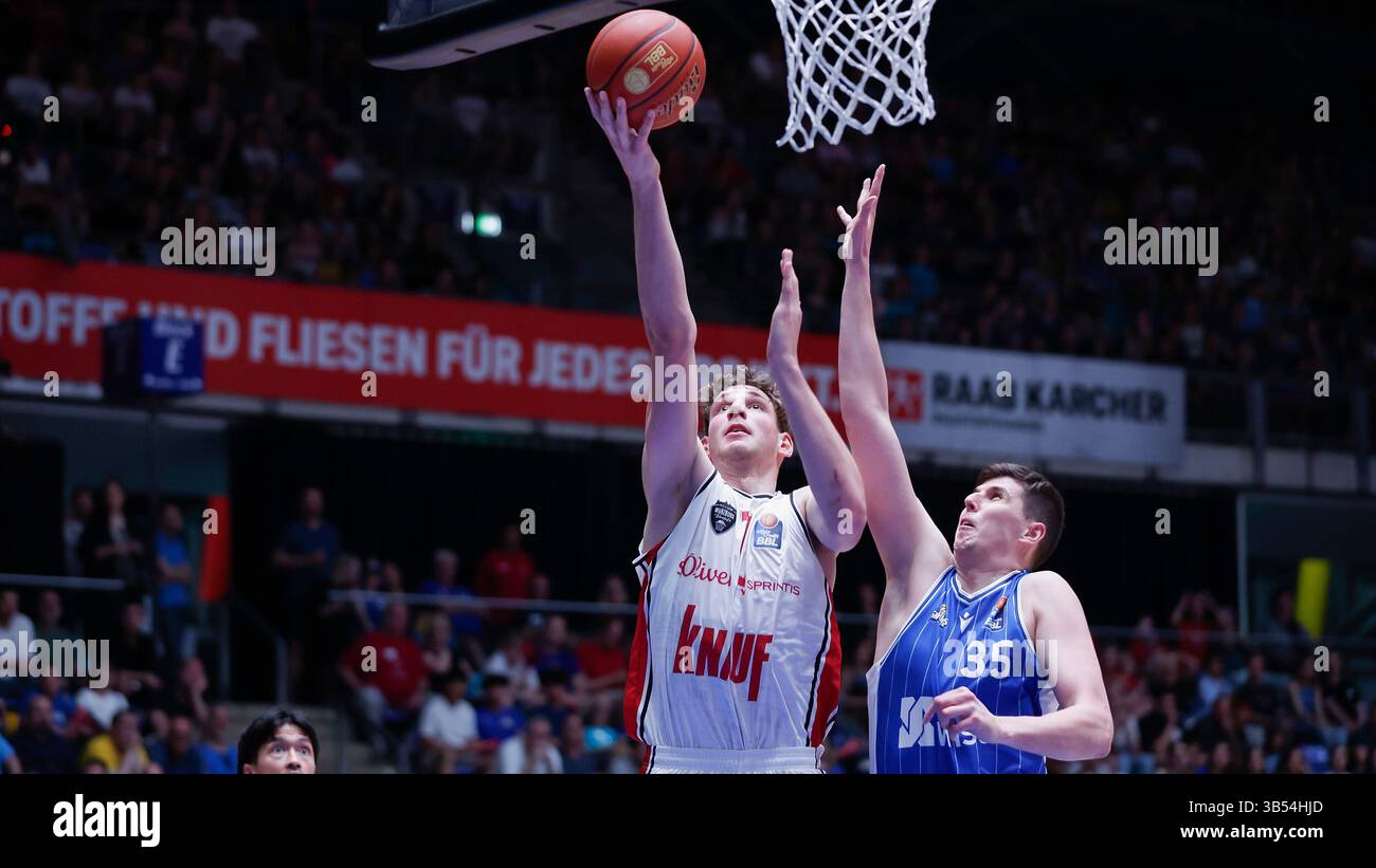 Im Bild: v.li. Hannes Steinbach (Wuerzburg Baskets, 7) mit dem ...