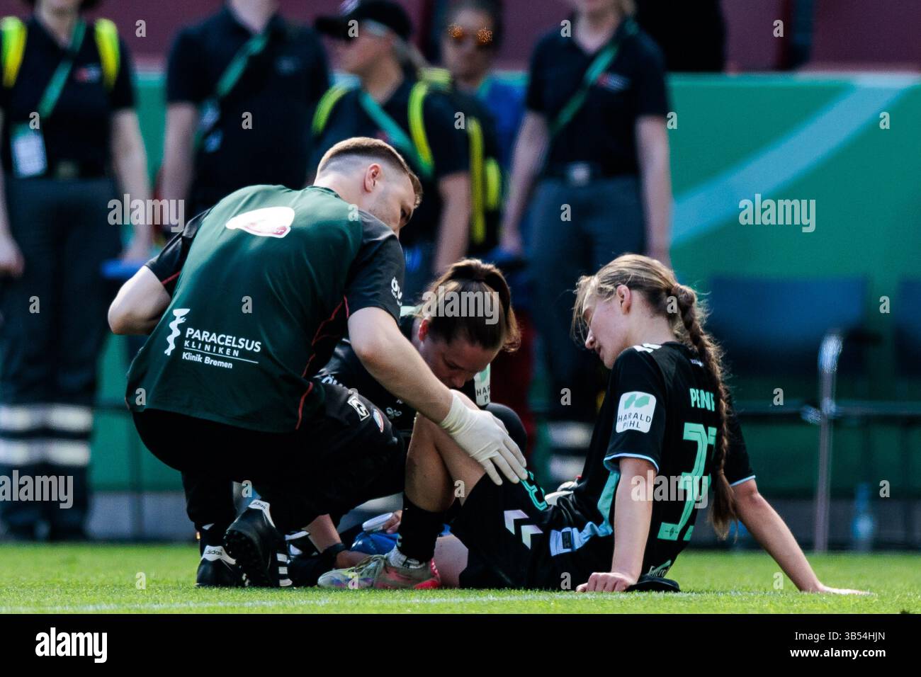 Maria Penner (SV Werder Bremen, 33) muss verletzt ausgewechselt werden ...