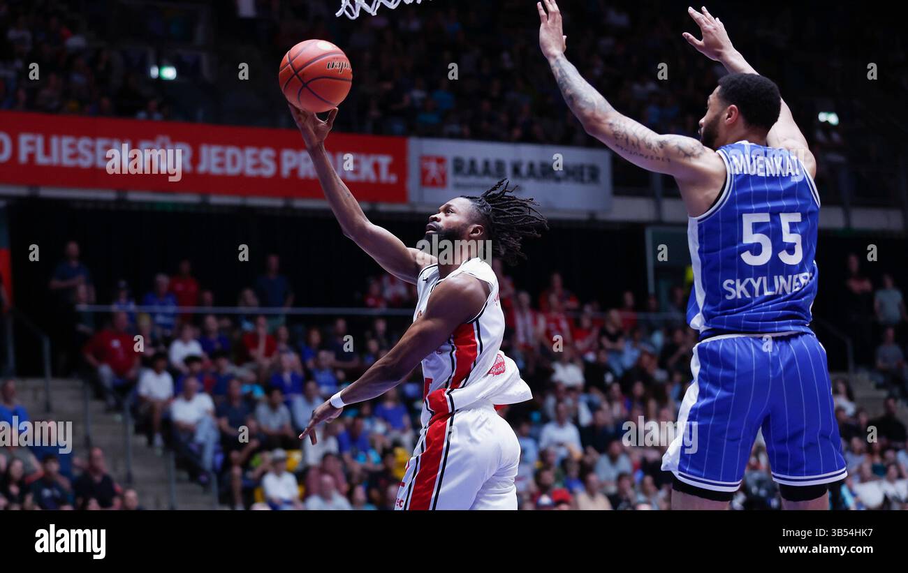 Im Bild: v.li. Bazoumana Kone (Wuerzburg Baskets, 2) mit dem Korbleger ...