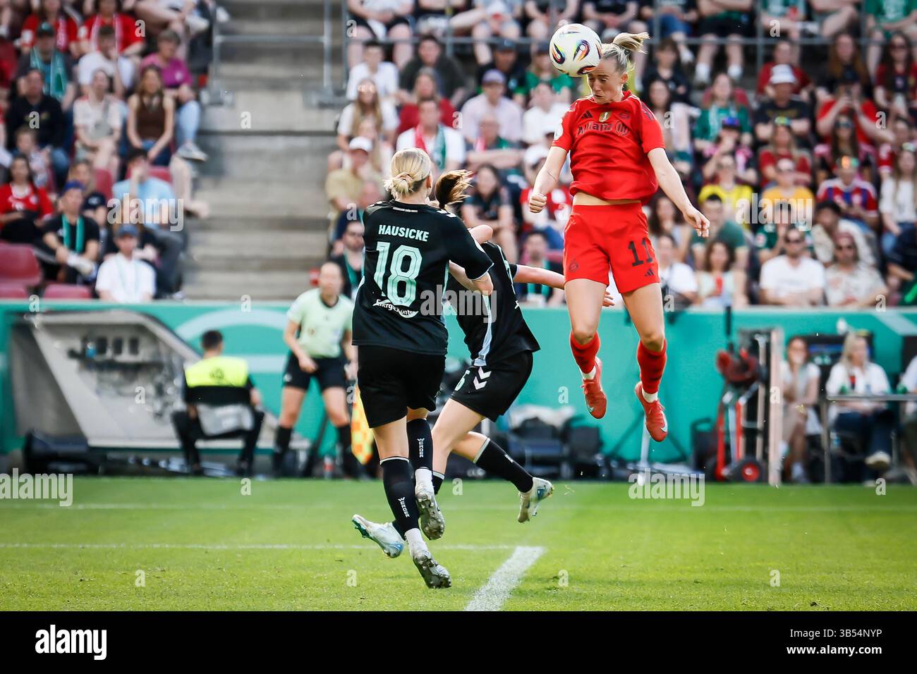 Lea Sch?ller (FC Bayern M?nchen, 11) k?pft zum 3:1; 45.? ?DFB-Pokal ...