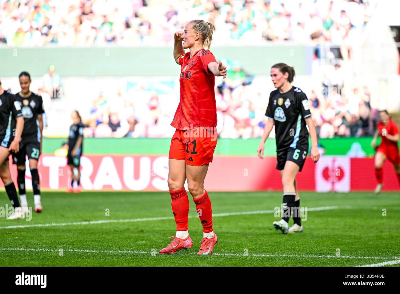 Lea Schüller (FC Bayern München #11) bejubelt das Tor zum 3:1, GER, 45 ...