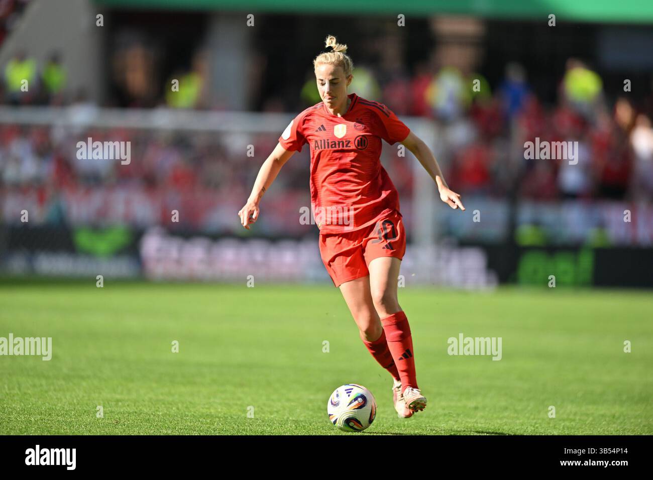 Carolin Simon (FCB, 30) mit Ball in der Offensive, 01.05.2025, Köln ...