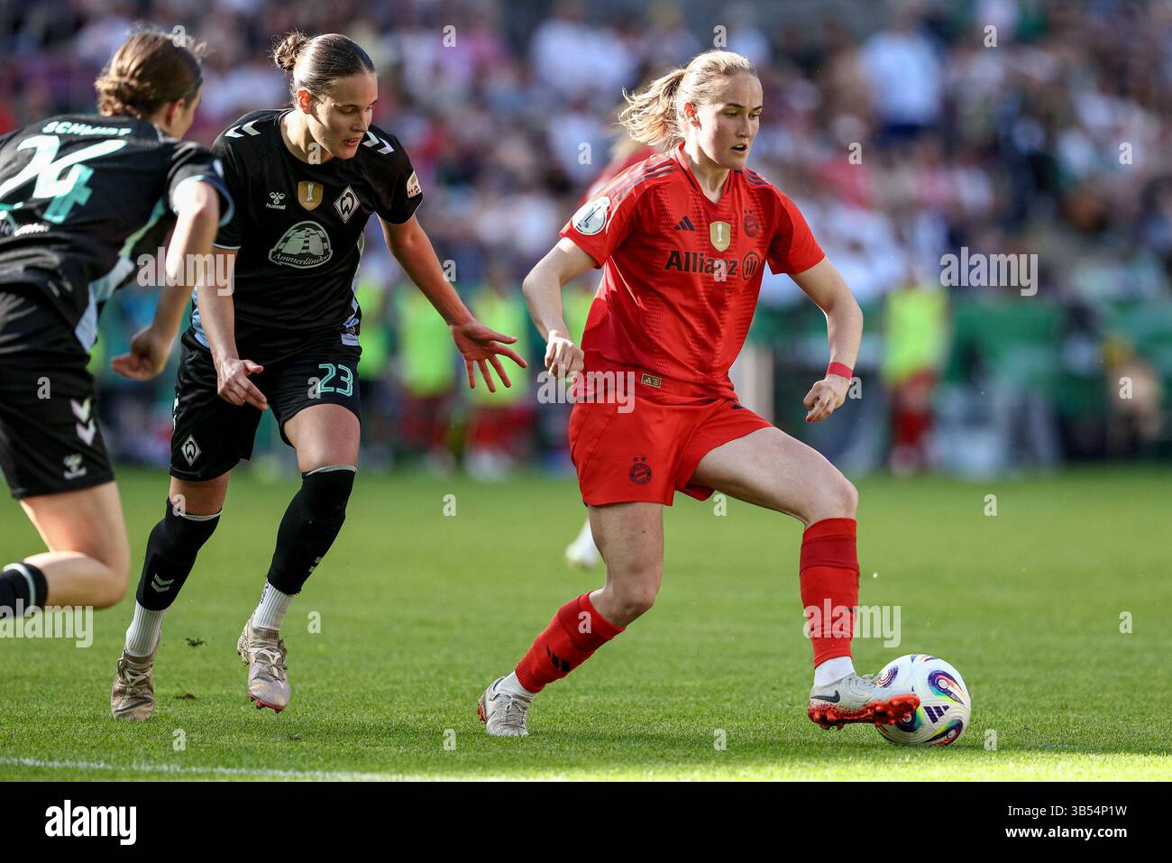 v.li.: Lara Schmidt (SV Werder Bremen, 24), Hanna Nemeth (SV Werder ...