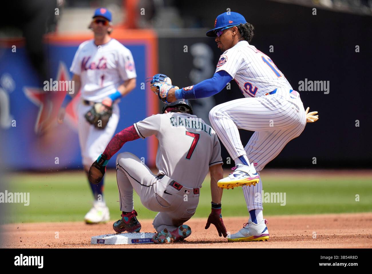 New York Mets shortstop Francisco Lindor, right, tags out Arizona ...