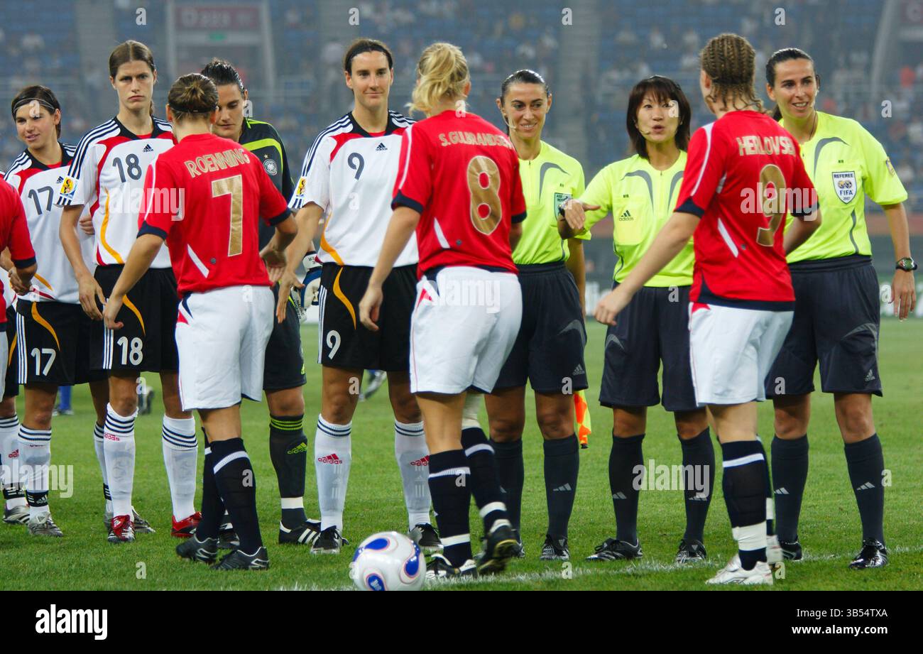 Womens sports team shaking hands hi-res stock photography and images ...