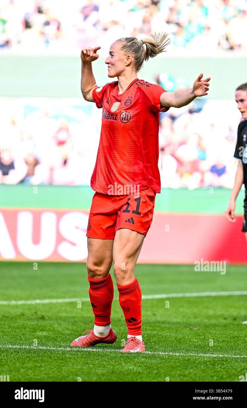 Lea Schüller (FC Bayern München #11) bejubelt das Tor zum 3:1, GER, 45 ...