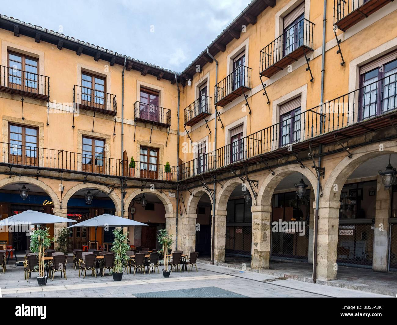 Medieval arcades in the Plaza Mayor of León, Spain Stock Photo - Alamy
