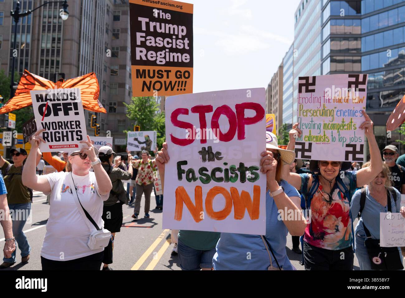 Demonstrators march to the White House during the May Day protest in ...