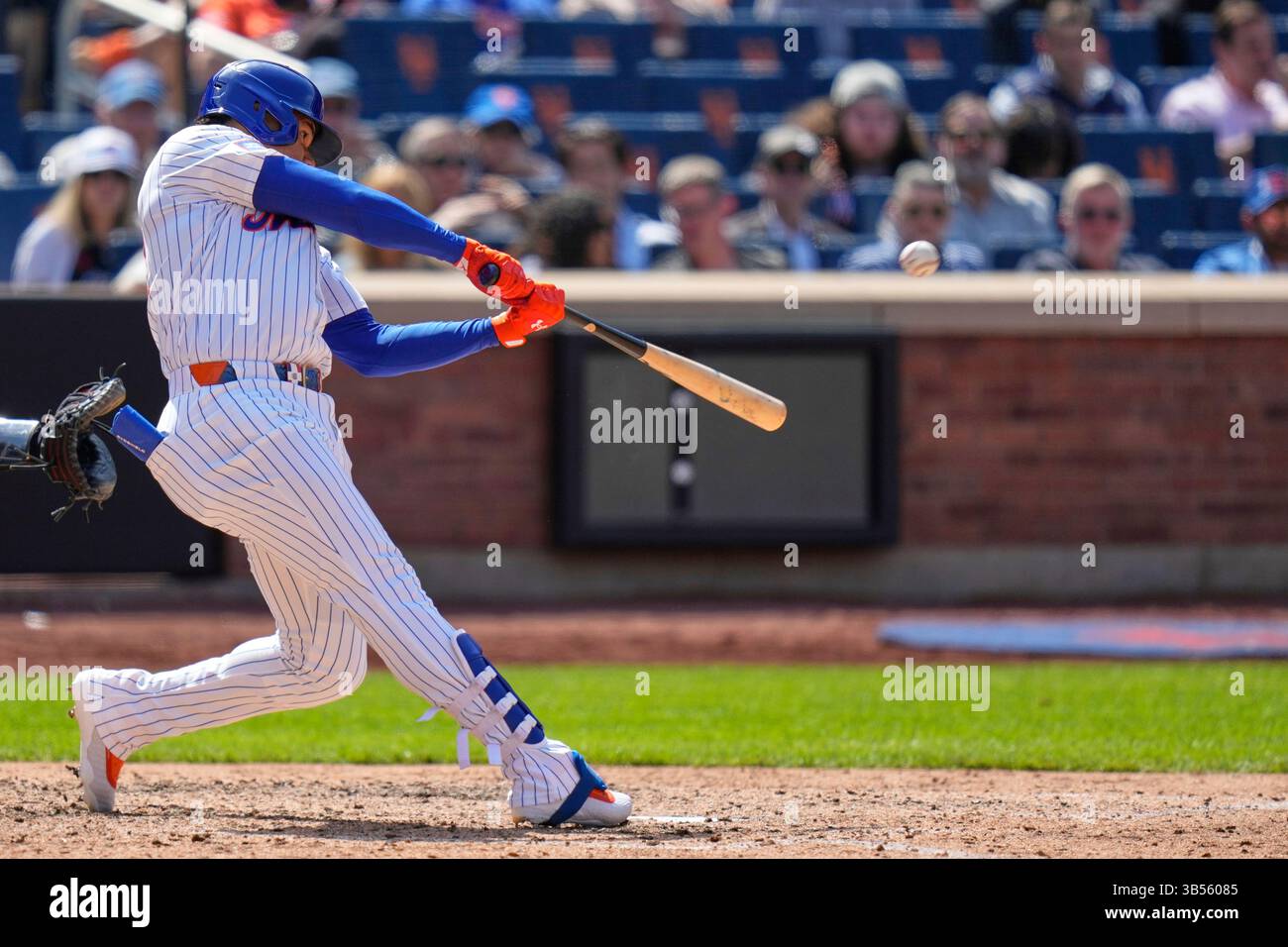 New York Mets' Juan Soto hits a solo home run during the sixth inning ...