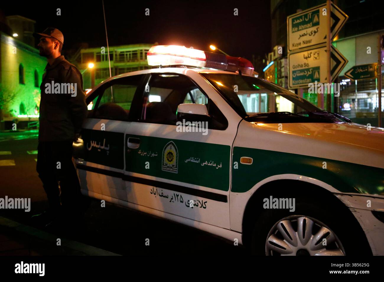 Iran revolutionary guard soldier hi-res stock photography and images ...