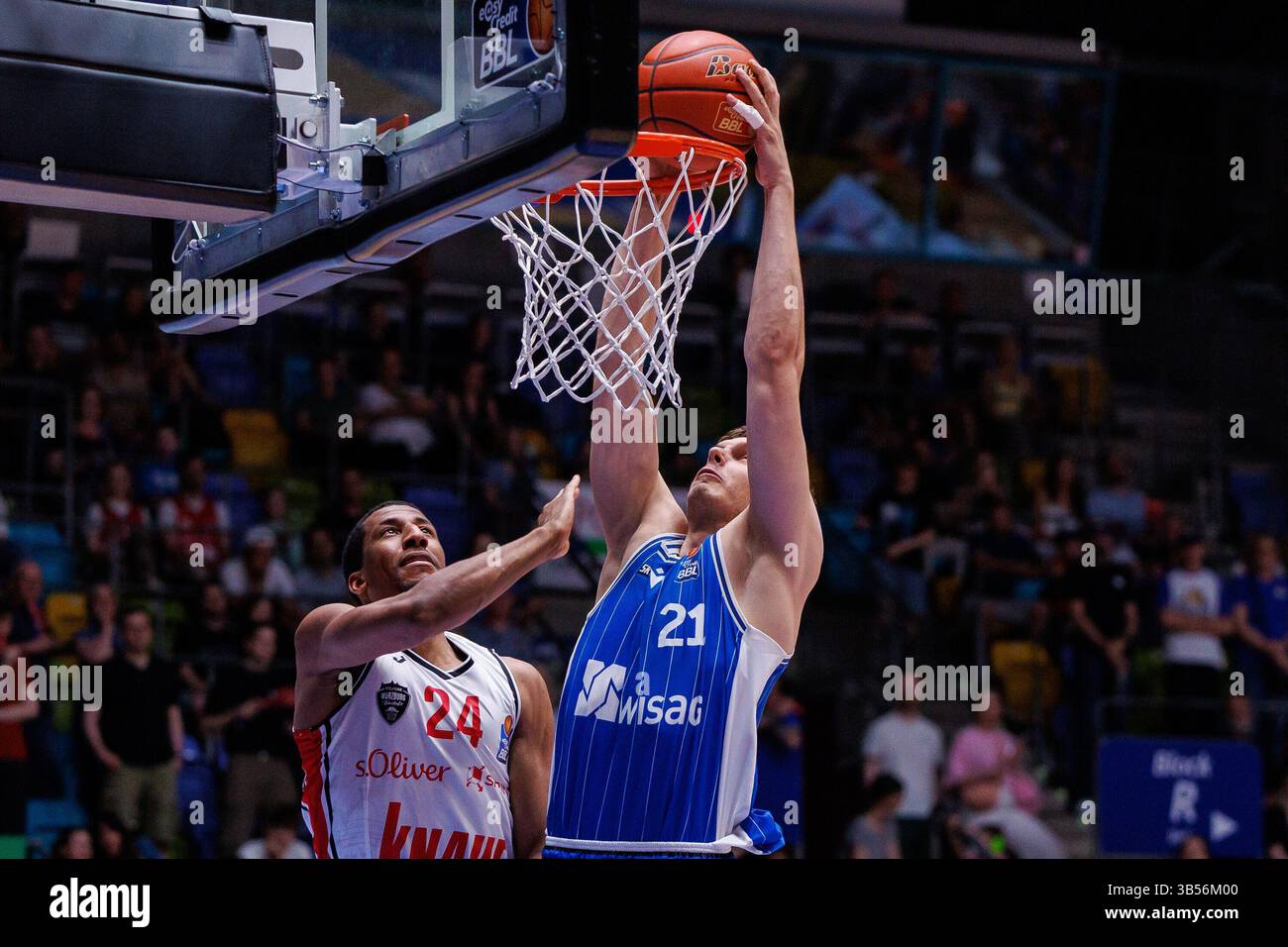Frankfurt, Deutschland. 01st May, 2025. Lorenz Brenneke (Frankfurt Skyliners #21) mit einem Dunk ...