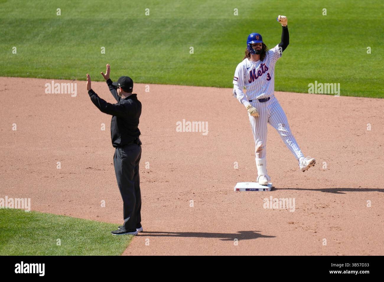 New York Mets' Jesse Winker reacts after hitting a double during the ...