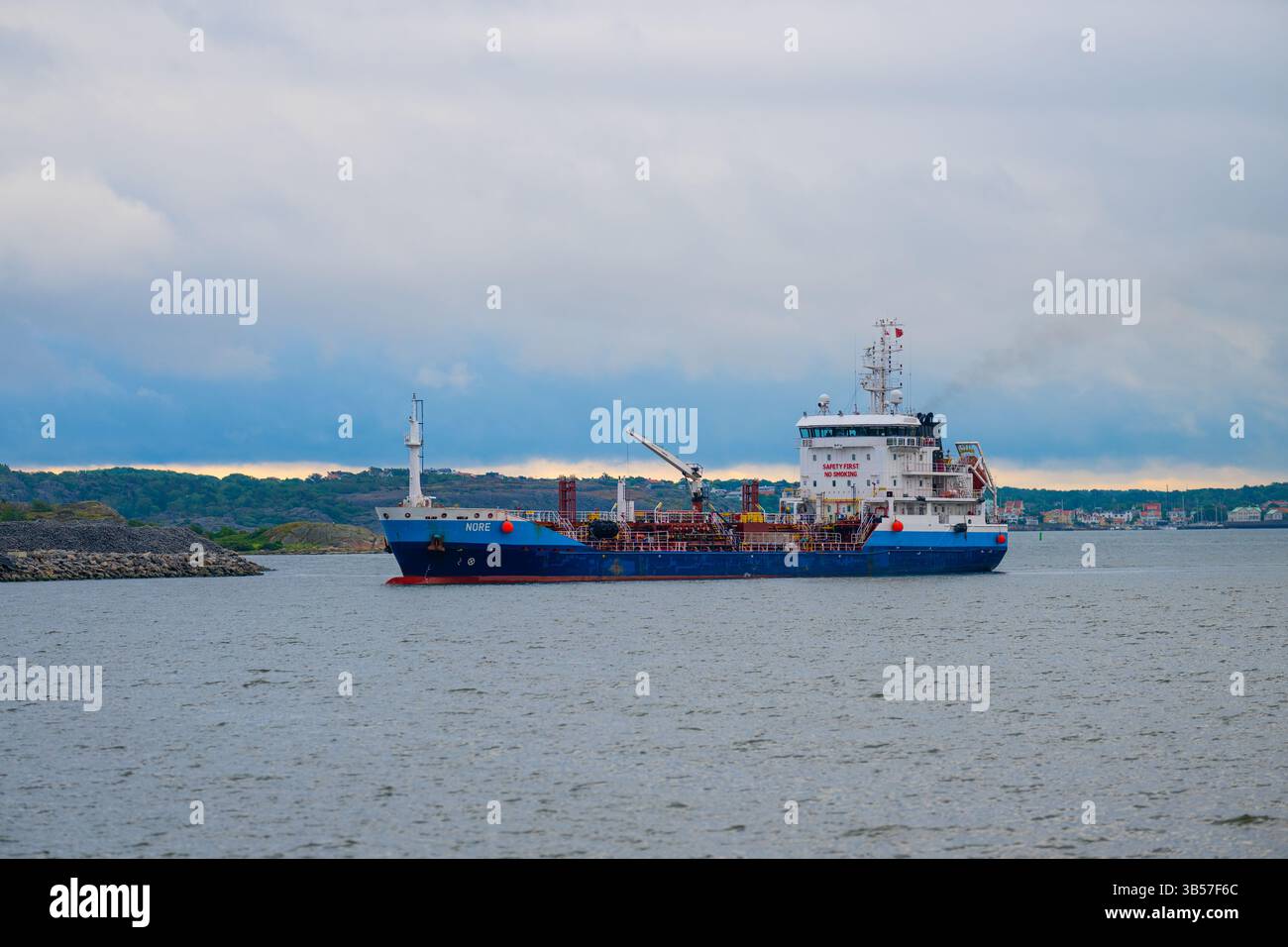 Cargo ship arriving entrance hi-res stock photography and images - Alamy