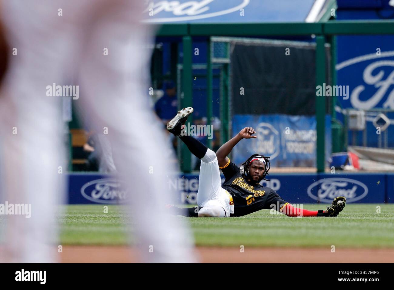 PITTSBURGH, PA - MAY 01: Pittsburgh Pirates outfielder Oneil Cruz (15 ...