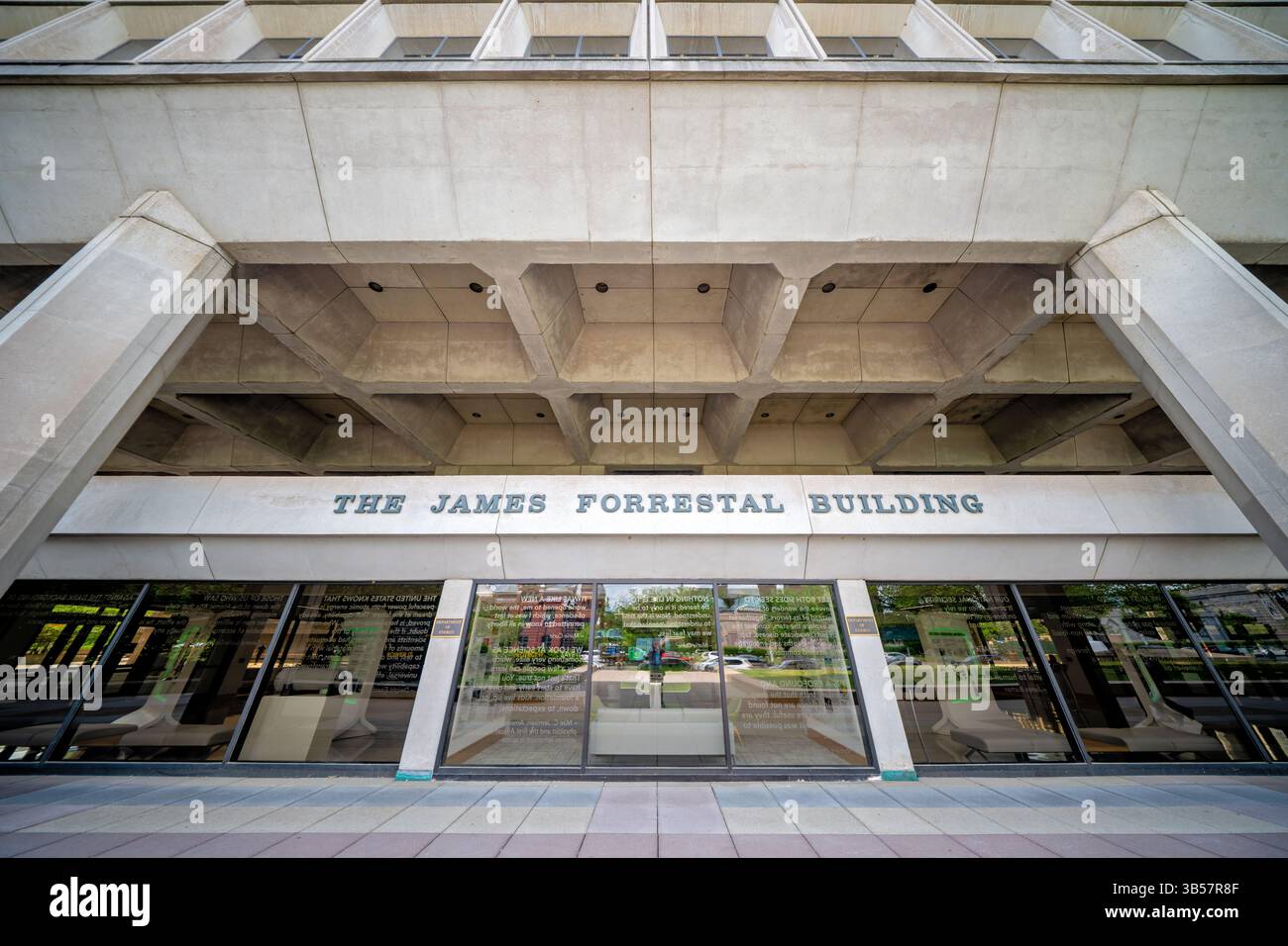 Concrete pilotis design hi-res stock photography and images - Alamy