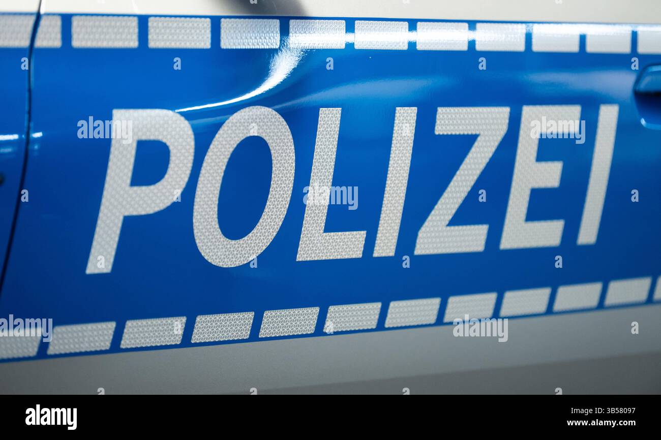 Das Logo der Polizei ist auf einem Streifenwagen auf der Tuning World ...