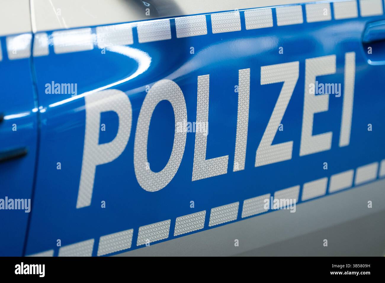 Das Logo der Polizei ist auf einem Streifenwagen auf der Tuning World ...