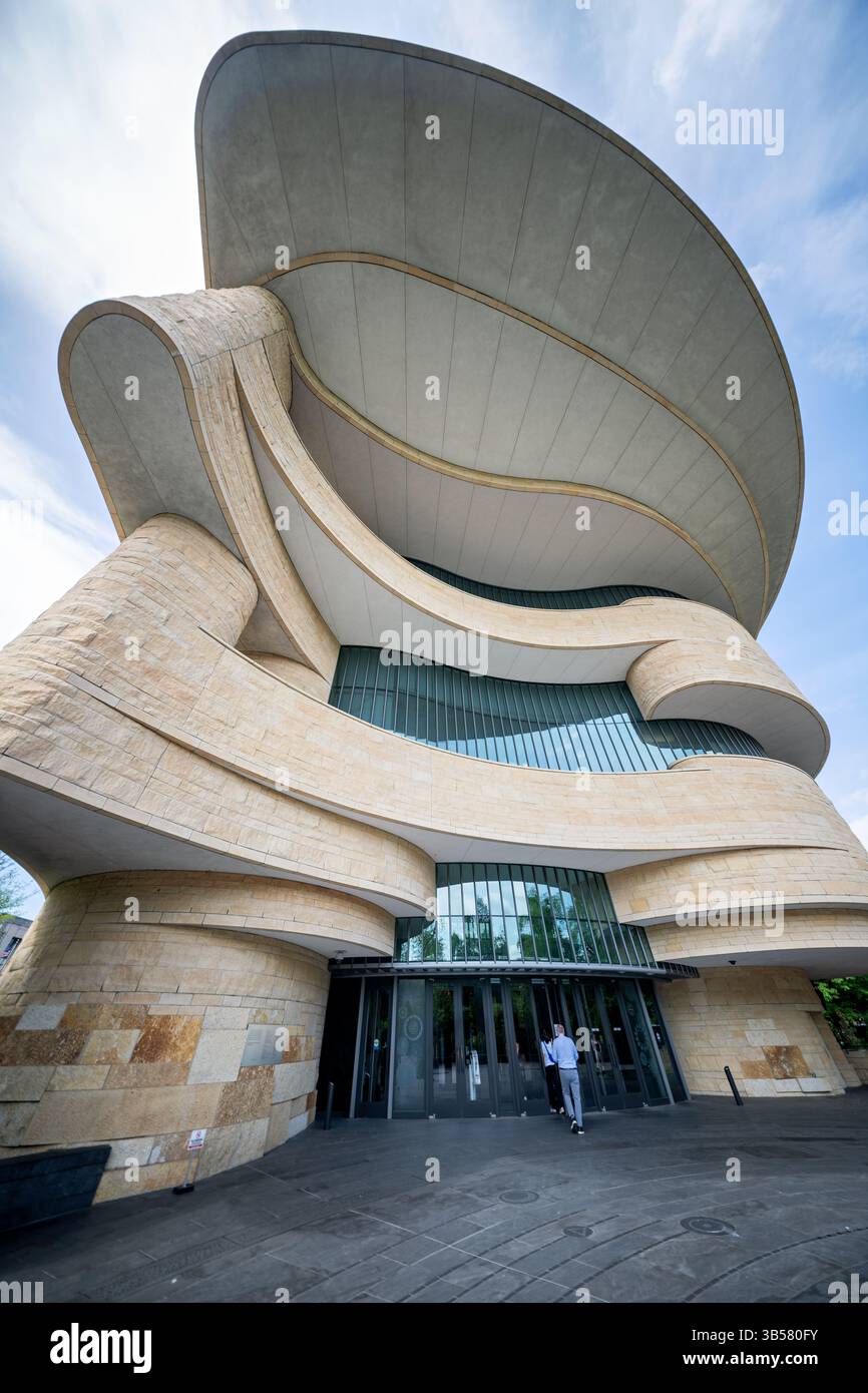 WASHINGTON DC, United States — The distinctive main entrance to the ...