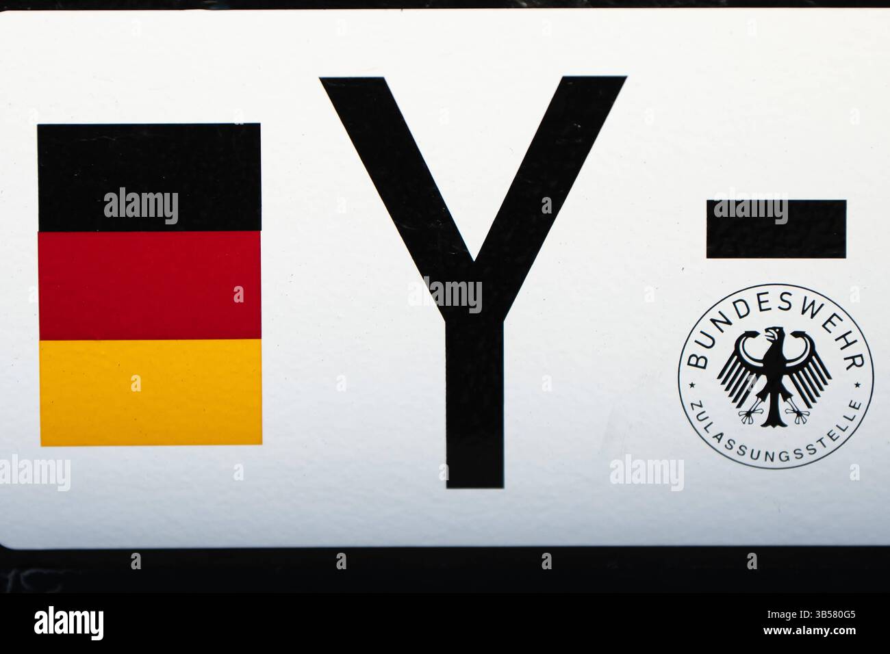 Das Y-Kennzeichen und die Deutschland Flagge ist auf der Tuning World ...