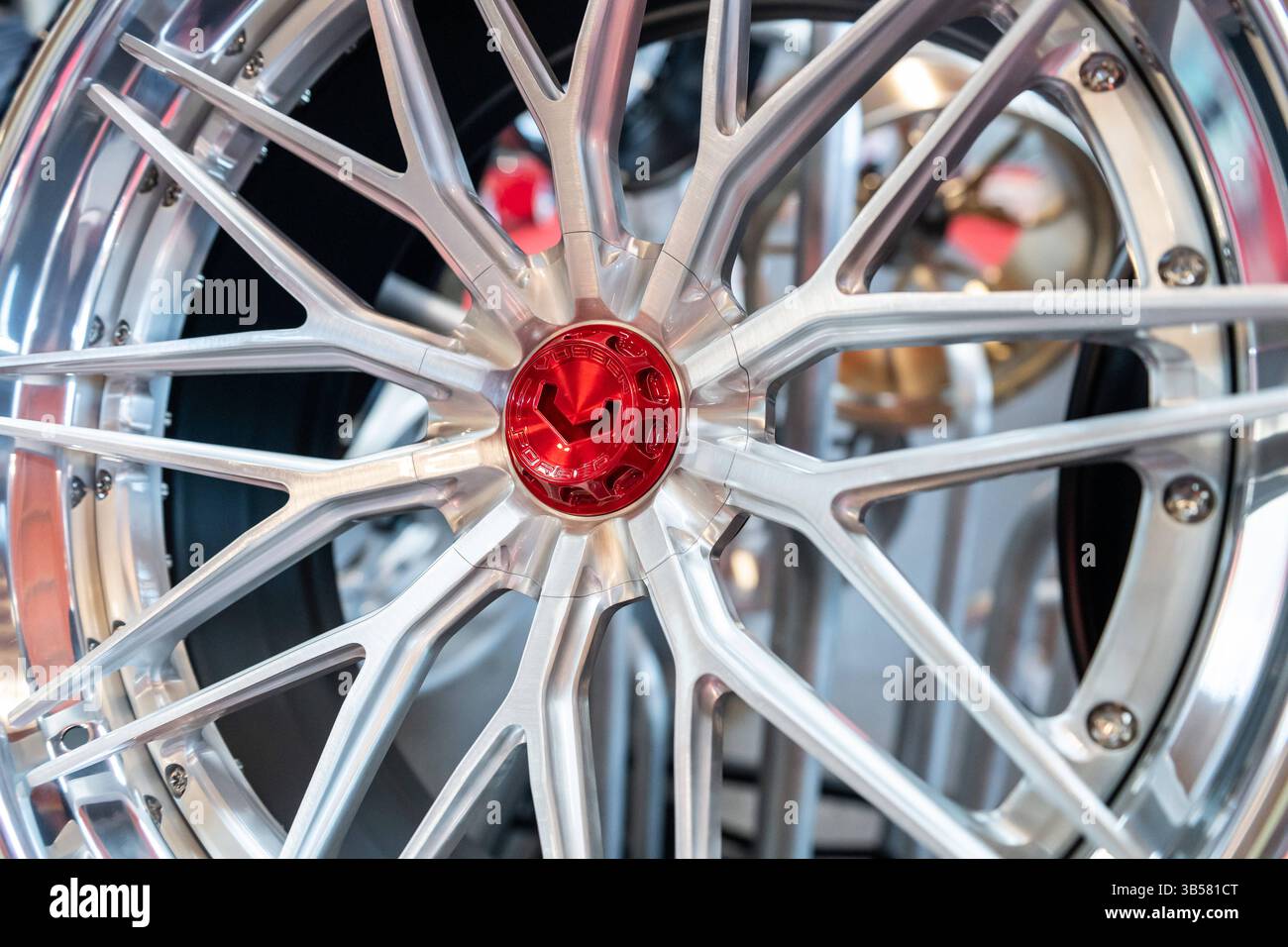 Das Logo des Felgenherstellers Vossen ist auf einer Felge zu sehen, die ...