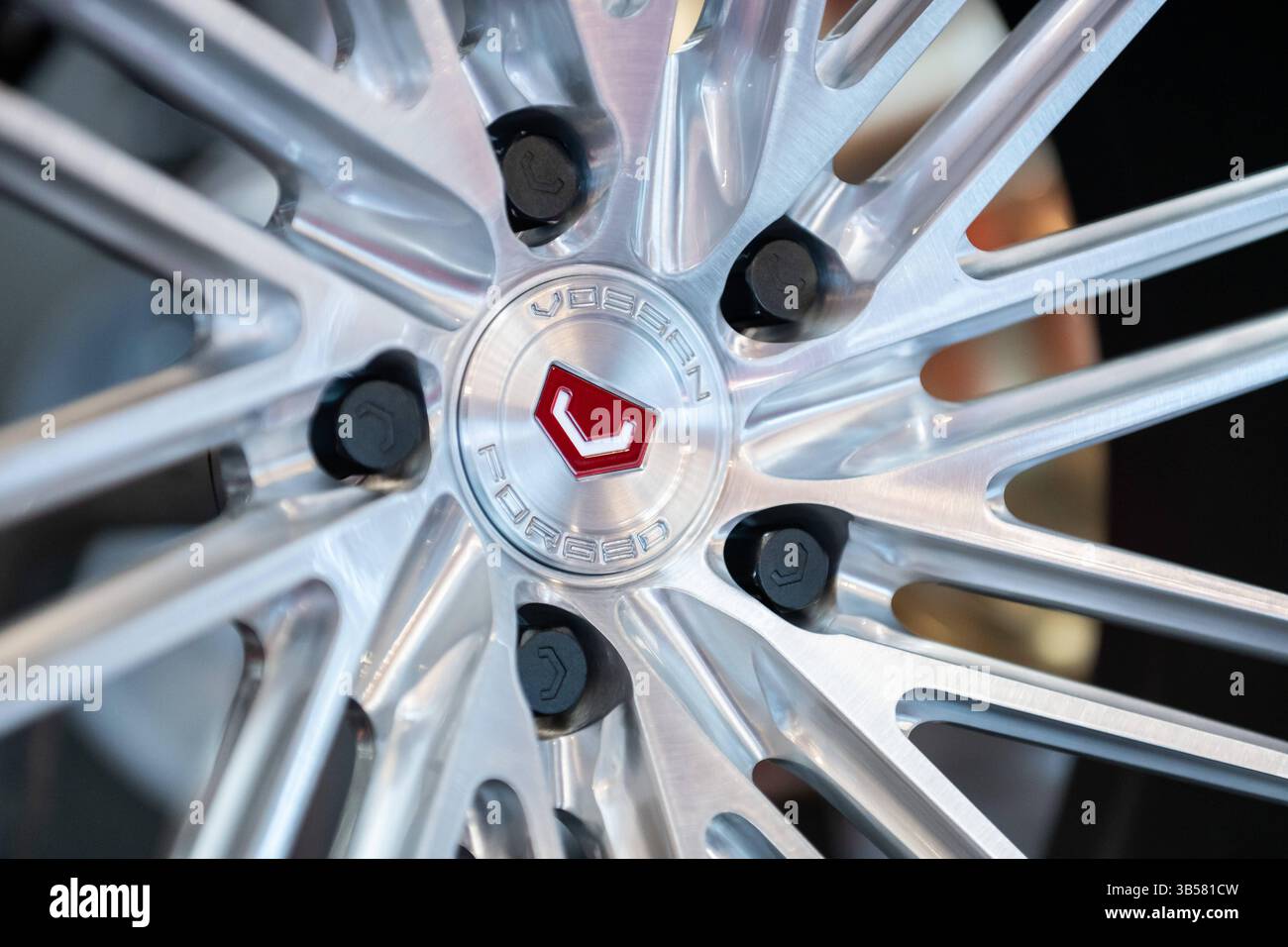 Das Logo des Felgenherstellers Vossen ist auf einer Felge zu sehen, die ...