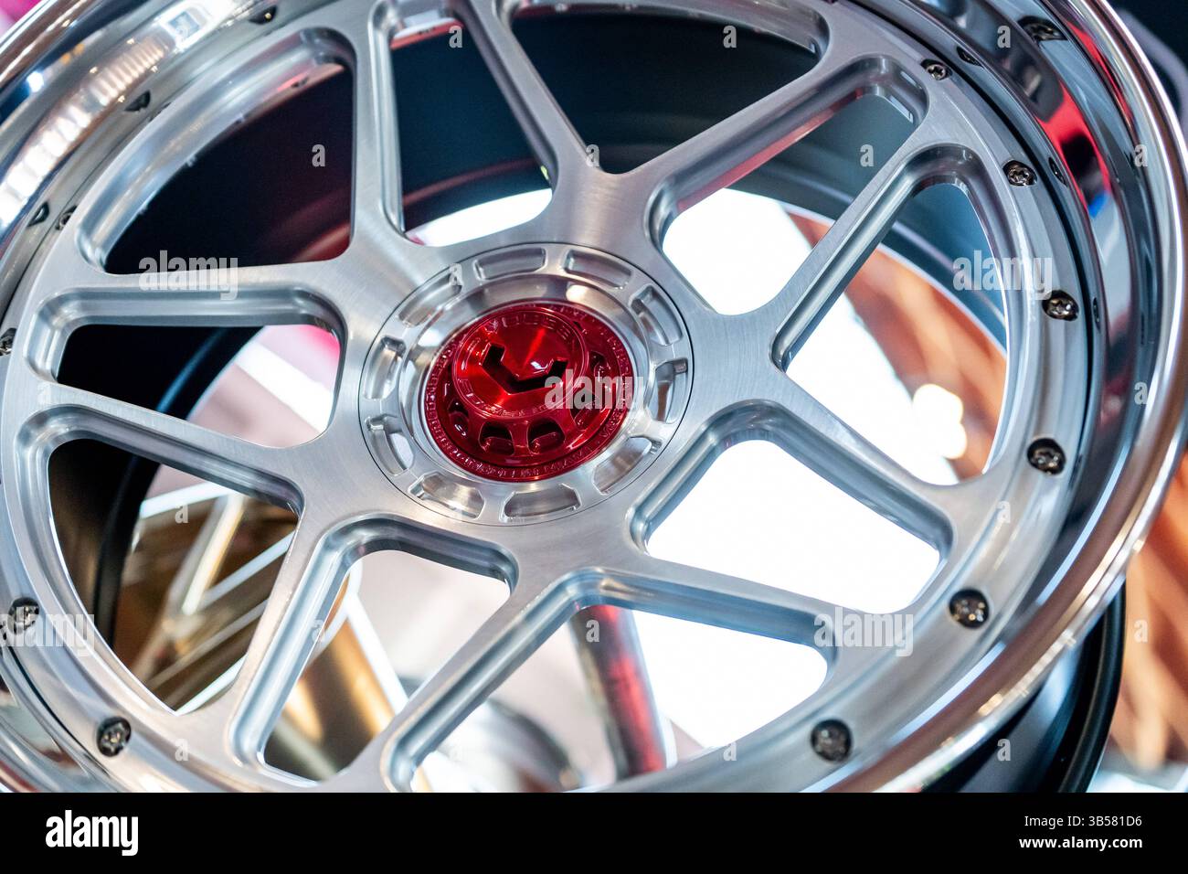 Das Logo des Felgenherstellers Vossen ist auf einer Felge zu sehen, die ...