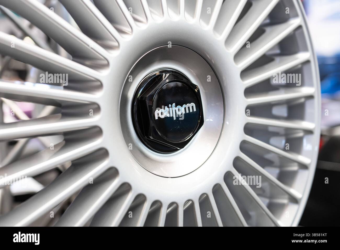 Das Logo des Felgenherstellers Rotiform ist auf einer Felge zu sehen ...