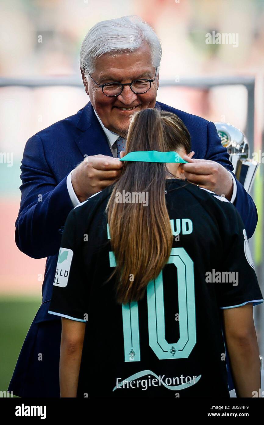 Der Bundespr?sident Frank-Walter Steinmeier ?bergibt Tuana Mahmoud (SV ...