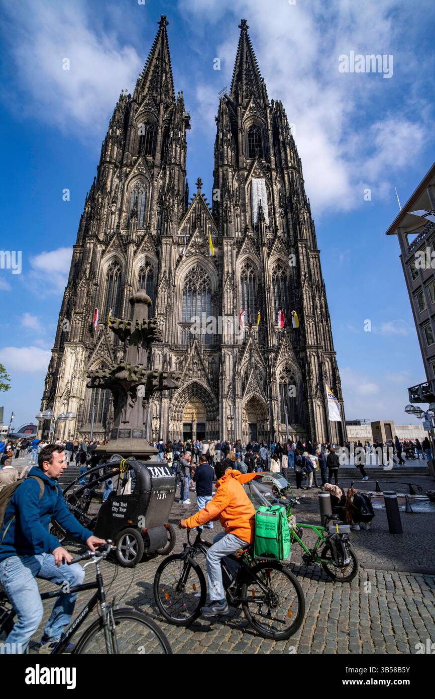 Kölner Dom, Ansicht der Westfassade, am Nordturm eine der seltenen ...
