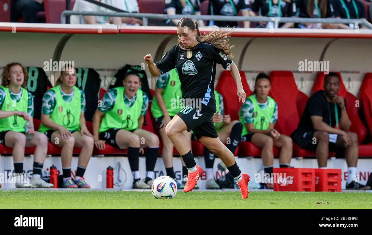 Tuana Mahmoud (SV Werder Bremen, 10) am Ball, Freisteller, Einzelbild ...