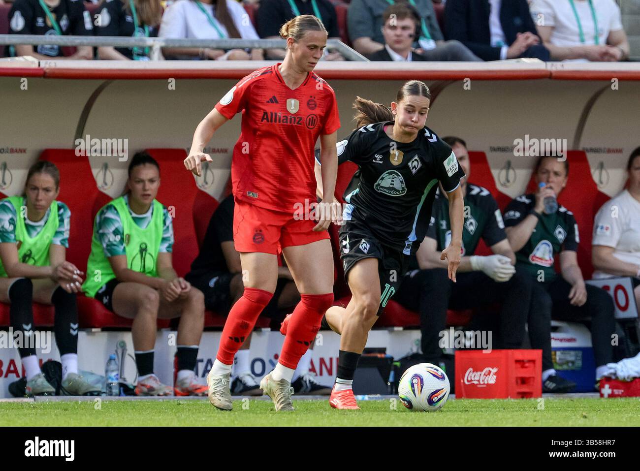 v.li.: Klara Bühl (FC Bayern München, 17) und Tuana Mahmoud (SV Werder ...