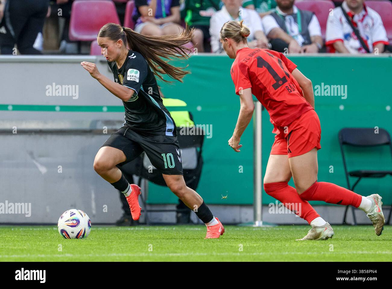 v.li.: Tuana Mahmoud (SV Werder Bremen, 10) und Klara Bühl (FC Bayern ...