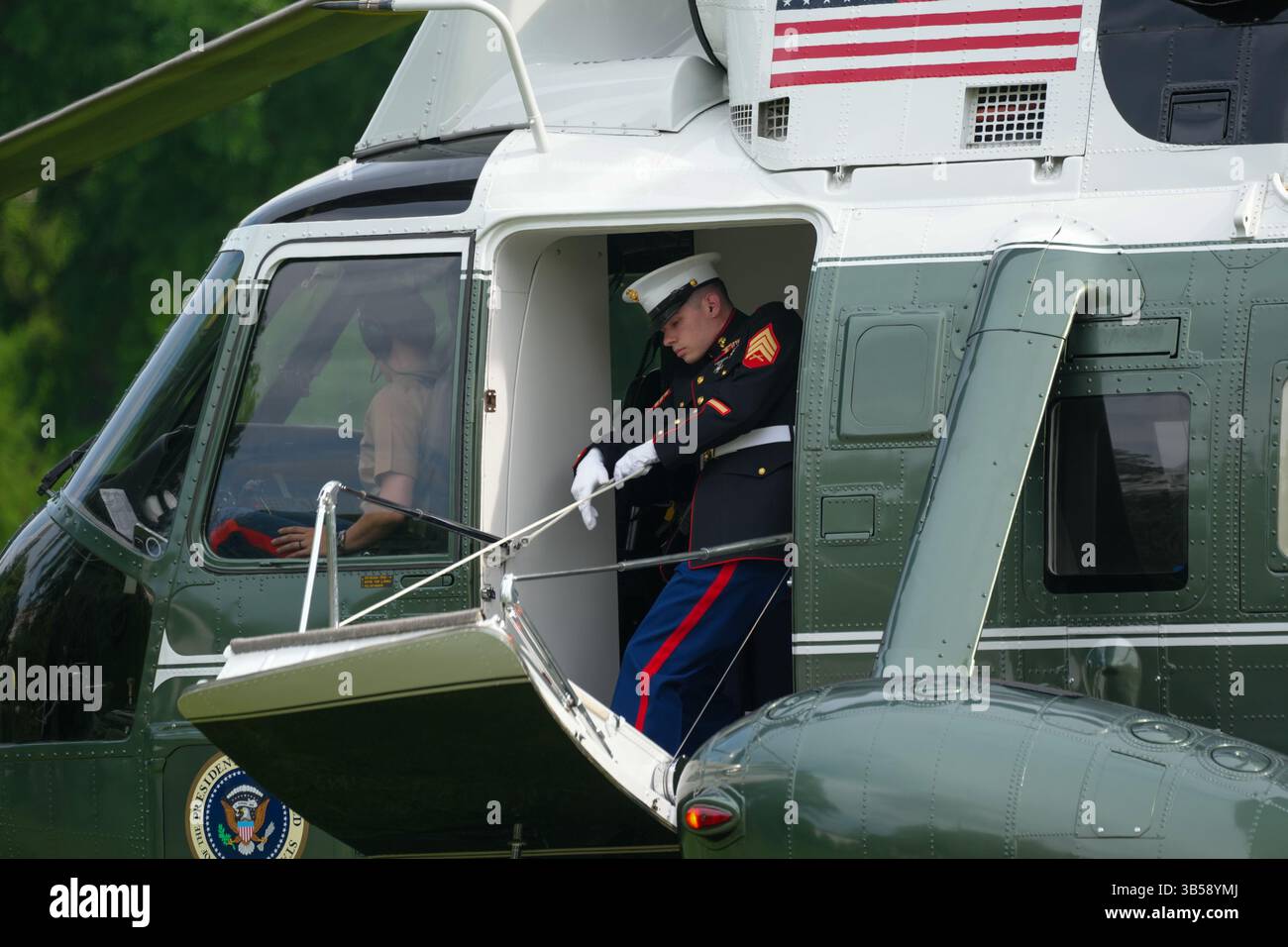 Us marine crew chief hi-res stock photography and images - Alamy