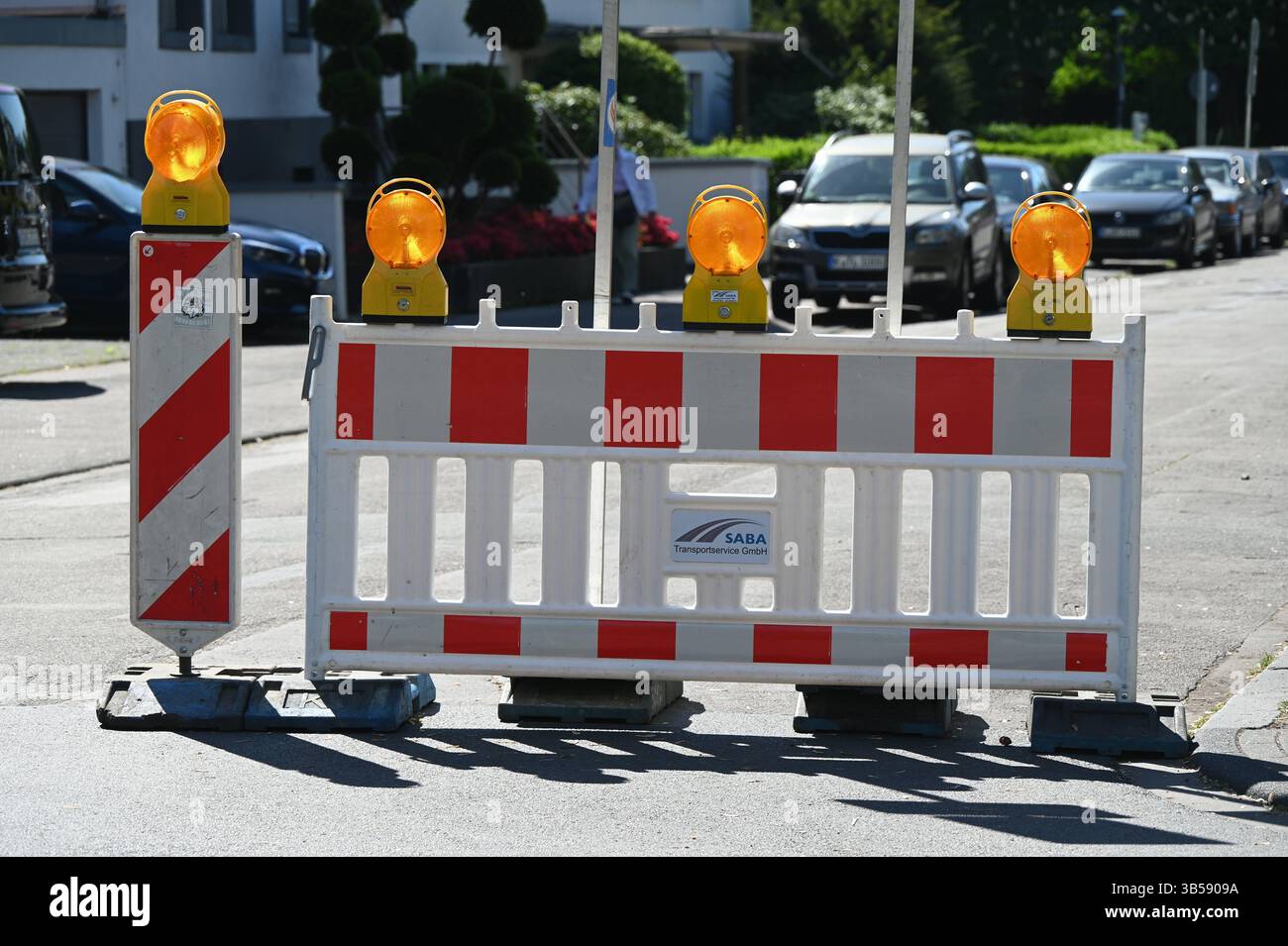 Absperrung auf einer Strasse an einer Baustelle, Schrankenzaun mit ...