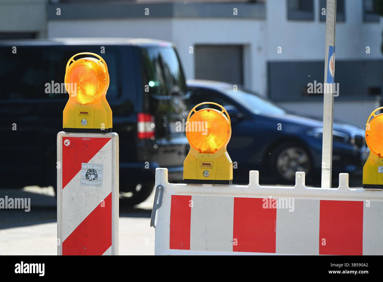 Absperrung auf einer Strasse an einer Baustelle, Schrankenzaun mit ...
