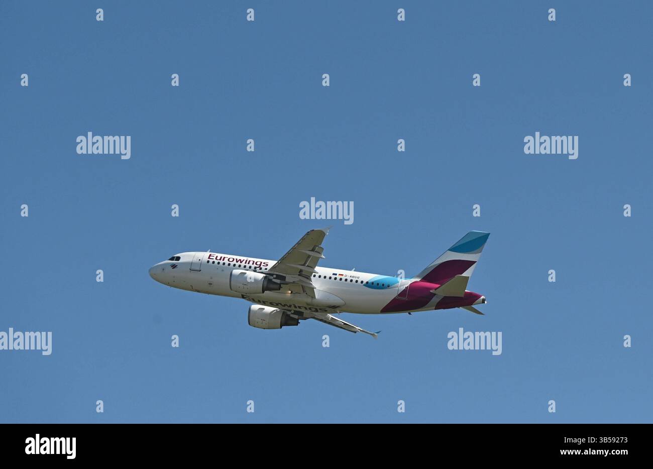 Ein Flugzeug Airbus A319 der deutschen Fluggesellschaft Eurowings beim ...