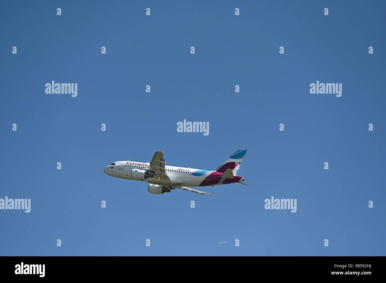 Ein Flugzeug Airbus A319 der deutschen Fluggesellschaft Eurowings beim ...