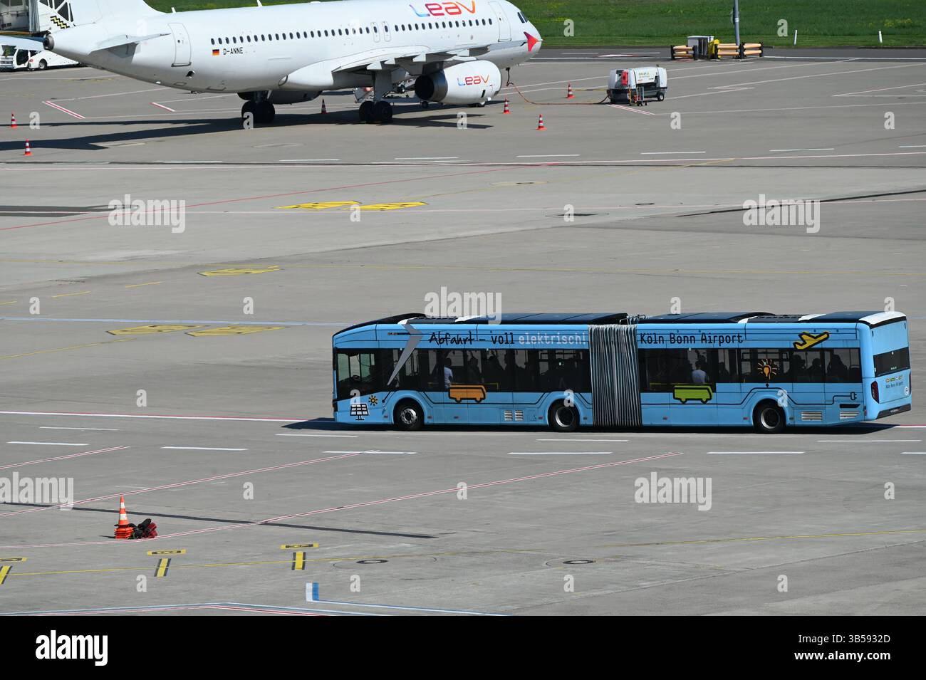 Vorfeldbus, Flughafenbus oder Flughafenvorfeldbus auf dem Vorfeld am Flughafen. Er dient dazu ...