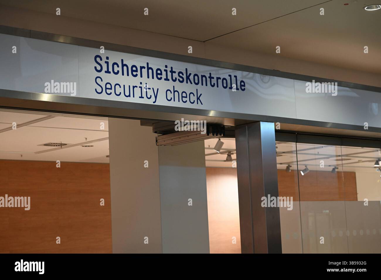 Schild Sicherheitskontrolle am Flughafen *** Airport security check ...