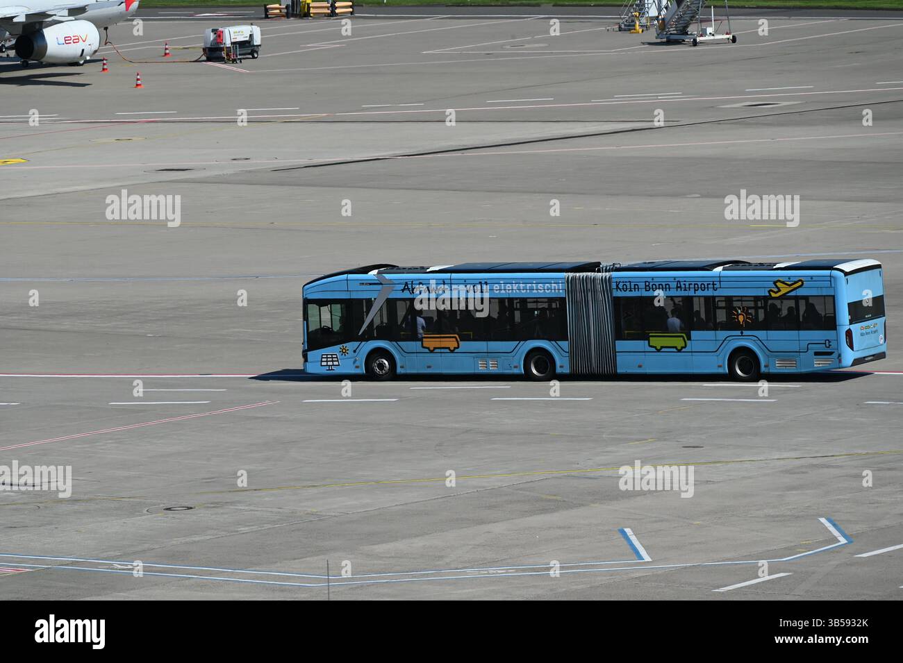 voll elektrischer Vorfeldbus, Flughafenbus oder Flughafenvorfeldbus auf ...