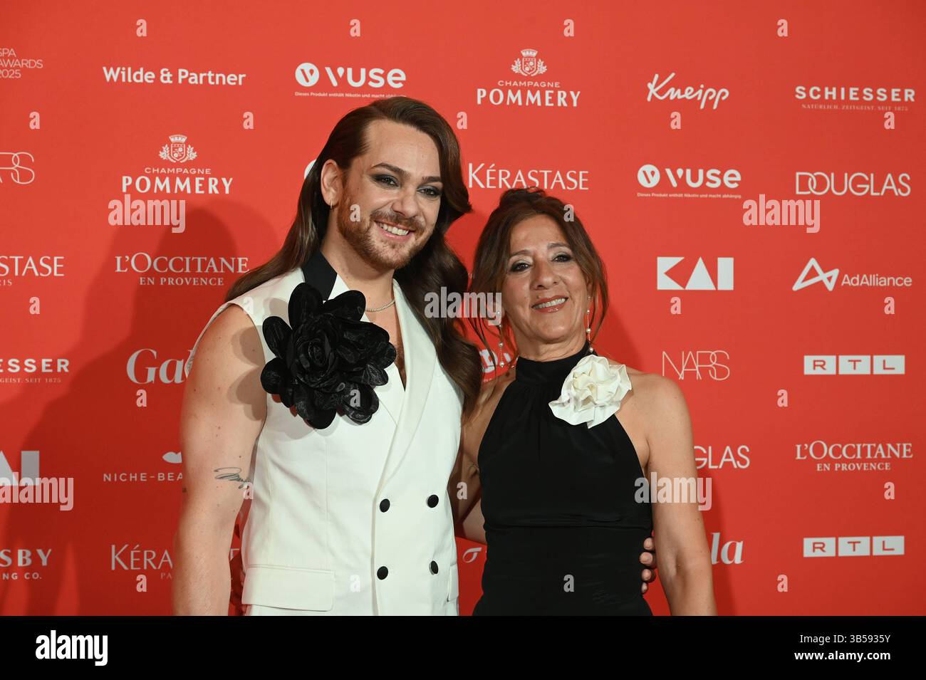 Moderator Riccardo Simonetti und seine Mutter Anna Simonetti kommt zur ...