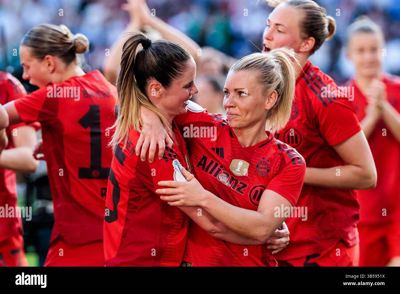 Gl?ckliche Siegerinnen - die FC Bayern M?nchen Frauen sind DFB Pokal ...