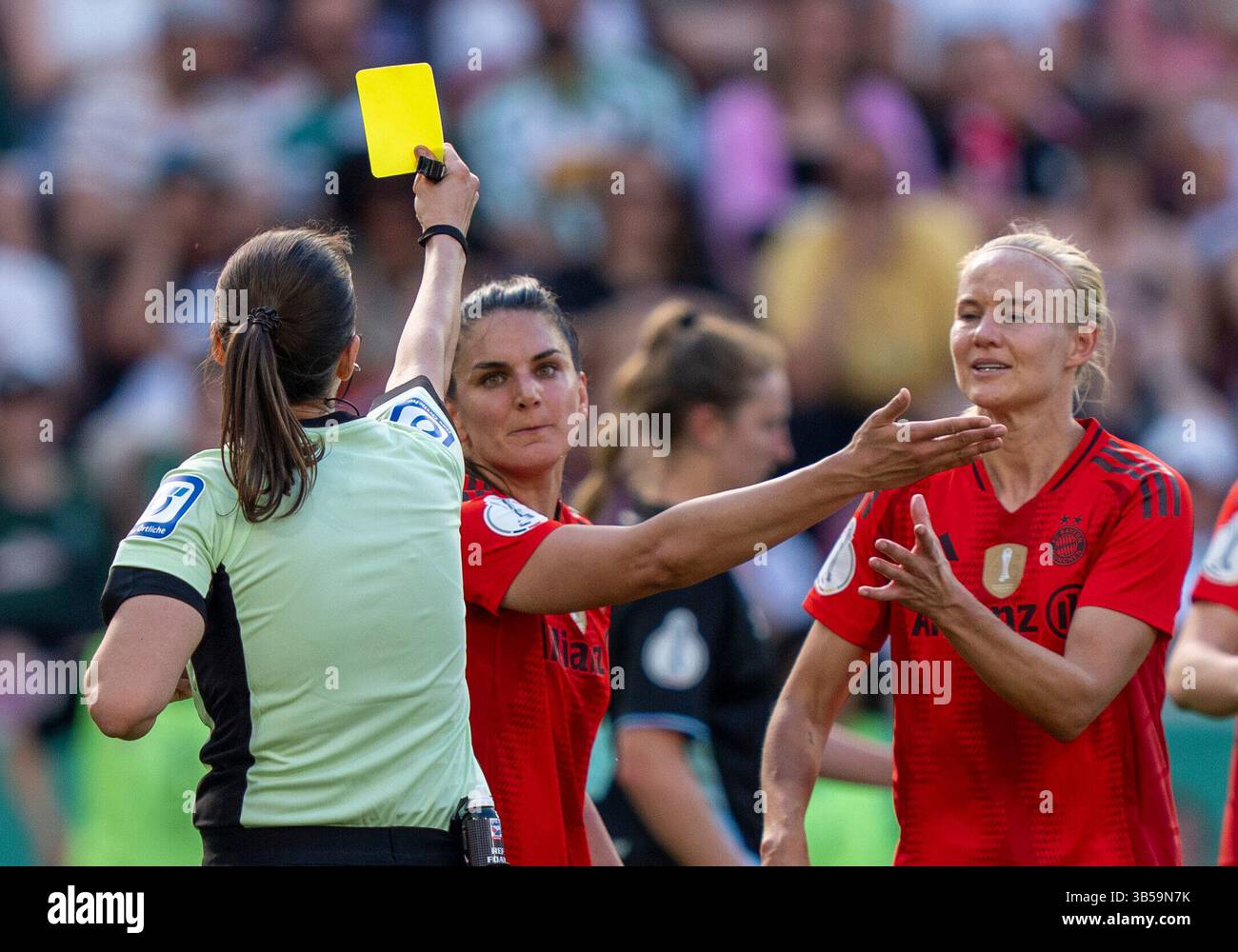Annika Kost (DFB-Schiedsrichter, Dortmund) zeigt Jovana Damnjanovic (FC Bayern Muenchen, #9) die ...
