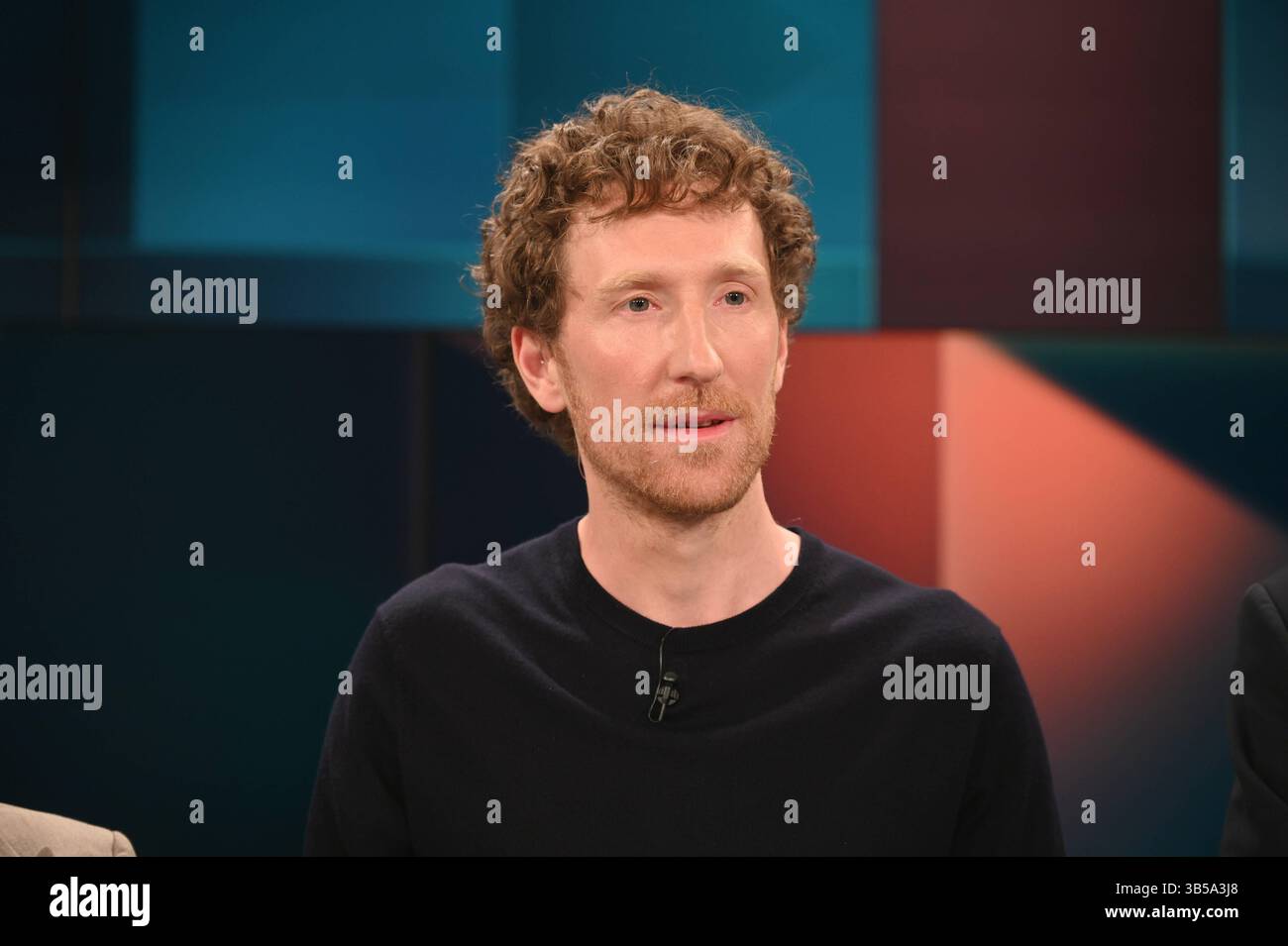 Moderator Louis Klamroth in der ARD Talkshow Hart aber Fair ...